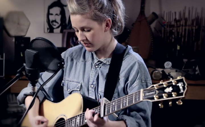 Ellie Goulding | Video | Roscoe (Acoustic)