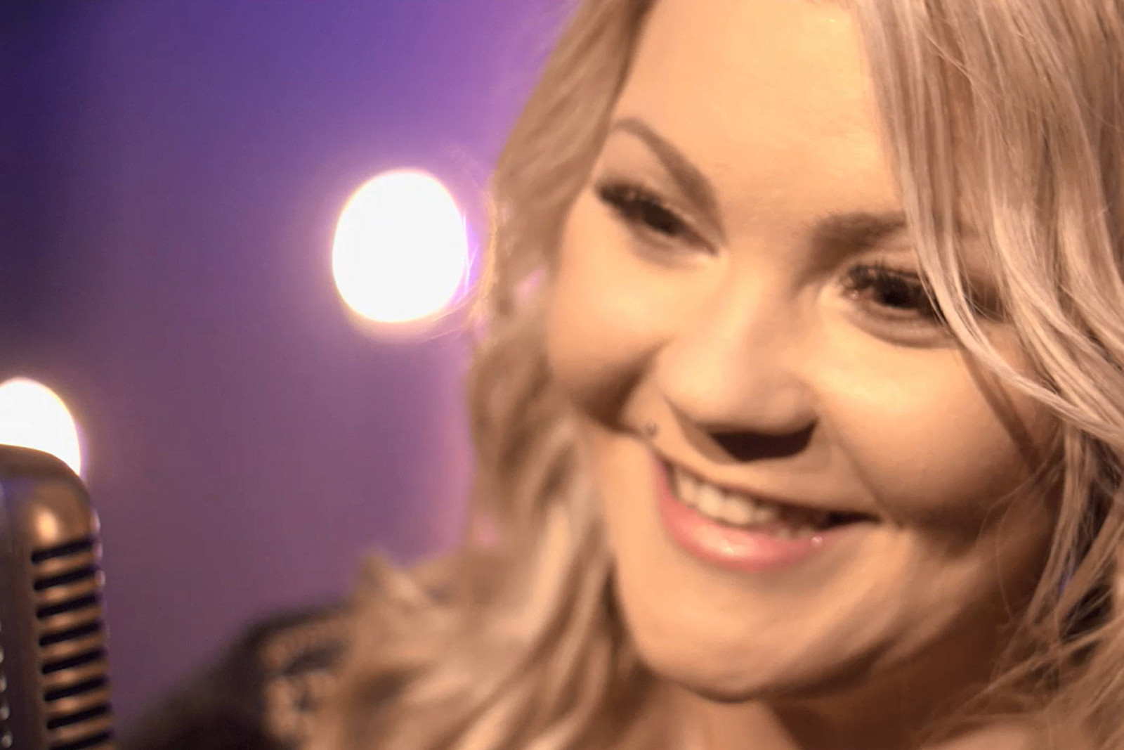 Videopremiere: Julia Maria Klein zeigt euch, was ihr "Mamaherz" höher ...