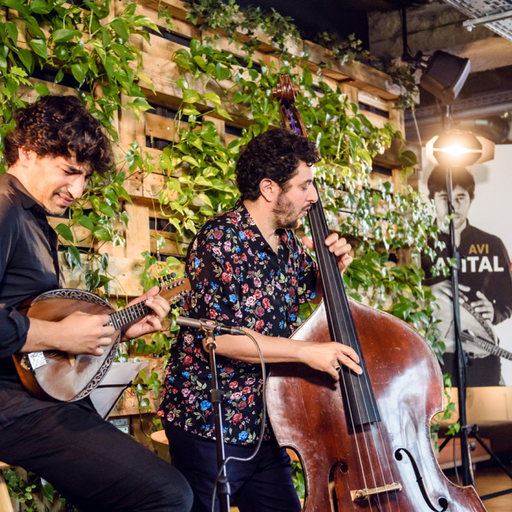 Avi Avital - Photo Gallery | Deutsche Grammophon