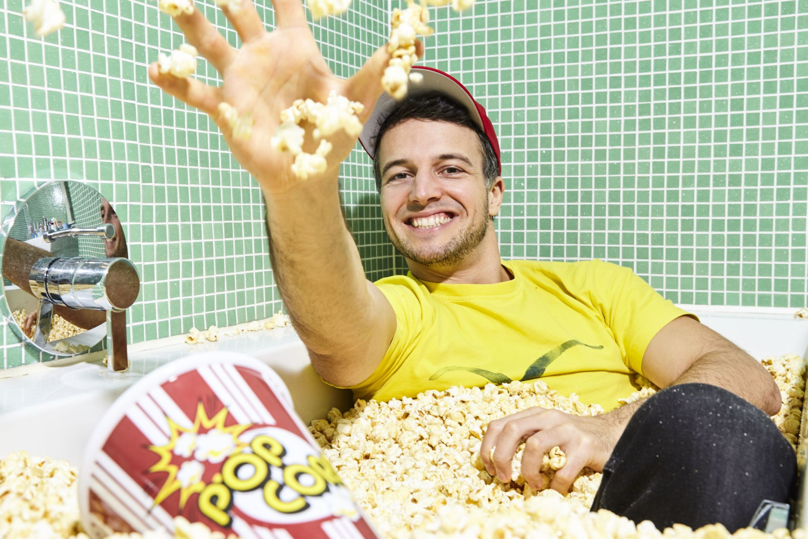 "Popcorn für alle!" – Das rockig-flockige Debüt-Album von Simon sagt ...