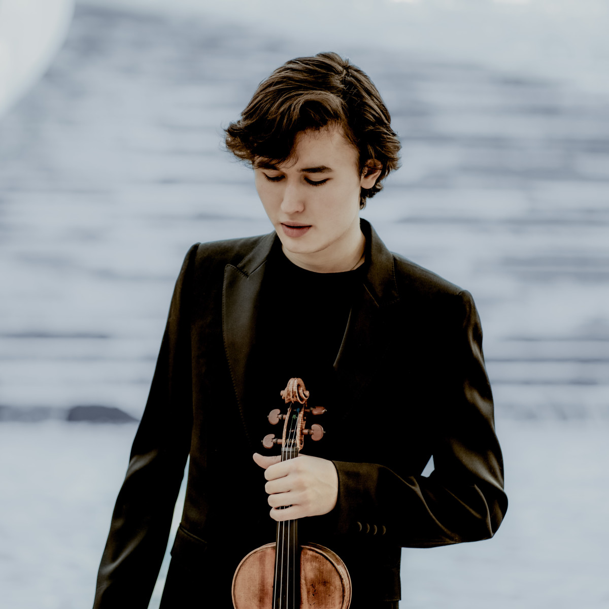 Daniel Lozakovich - Overview | Deutsche Grammophon