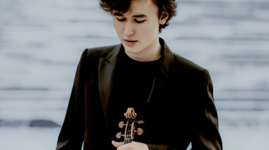 Daniel Lozakovich - Biography | Deutsche Grammophon