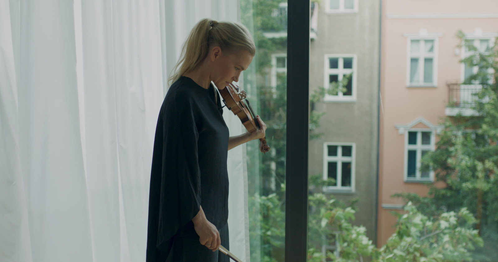 Hania Rani: Glass (Official Music Video) - Mari Samuelsen | Deutsche ...