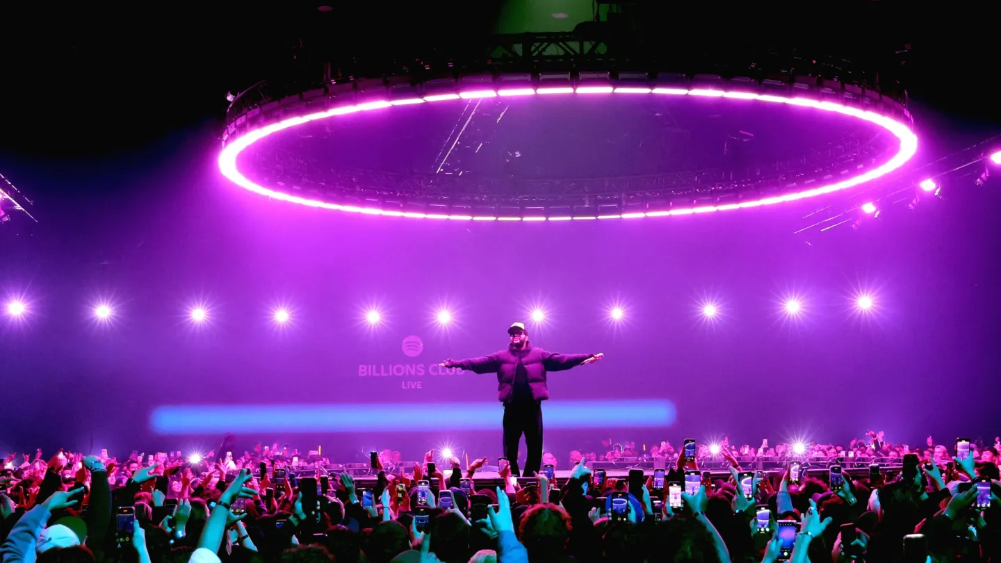 The Weeknd | News | The Weeknd feiert seinen Rekord von 25 Songs mit ...