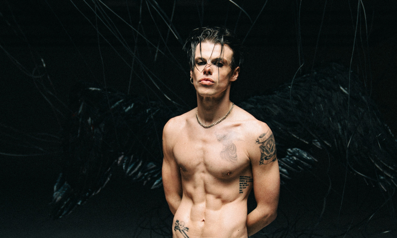YUNGBLUD - IDOLS - Das neue Album im offiziellen Store bestellen.